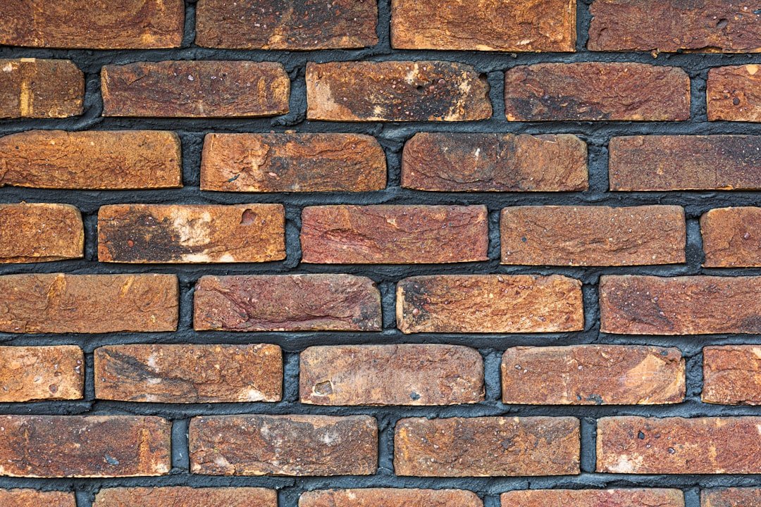 Astuces pour appliquer briquettes de parements sur crépi - Label Deco